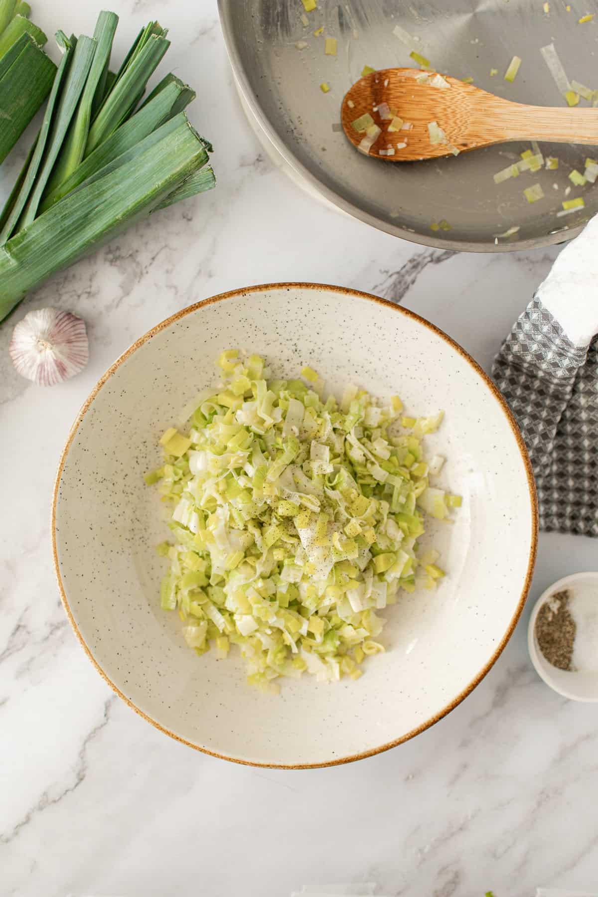 Creamy Potato Leek Soup: Buttery Comfort Bowl | Savory Touch