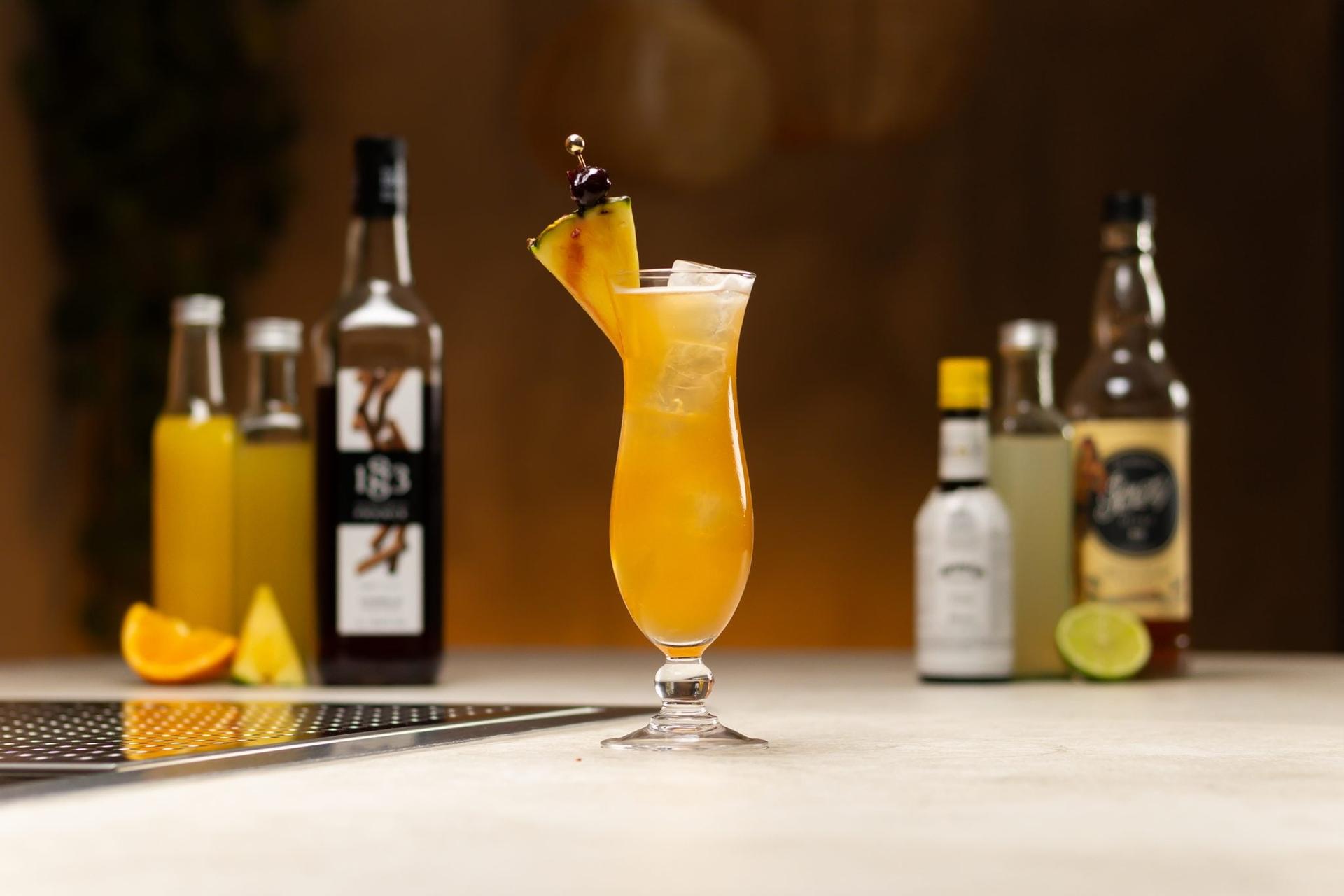Festive Spiced Rum Punch: A Citrus Holiday Cocktail | Savory Touch