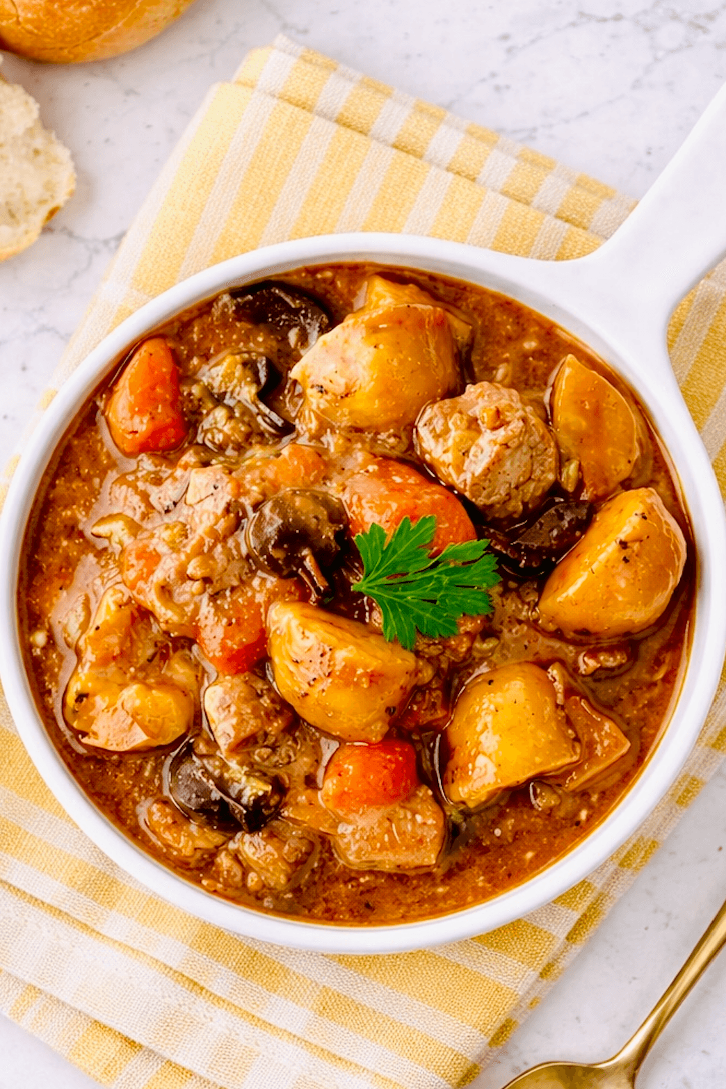Spicy Garlic Beef Stew: A Cozy Meal | Savory Touch
