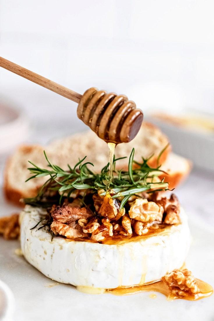 Warm Honey Drizzled Baked Brie: Perfect Winter Appetizer | Savory Touch